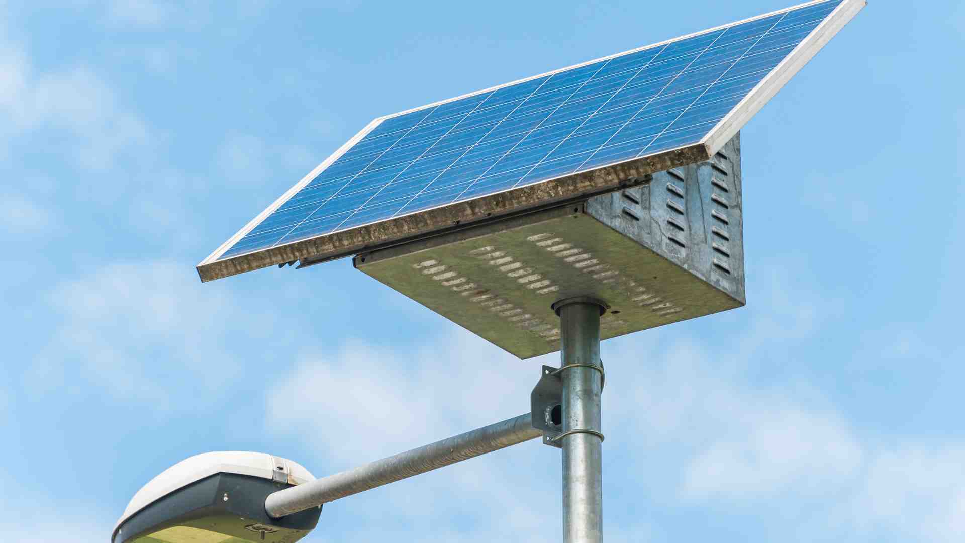 PJU Solar Cell VS Listrik - Mana yang Lebih Hemat dan Efisien? - Atonergi