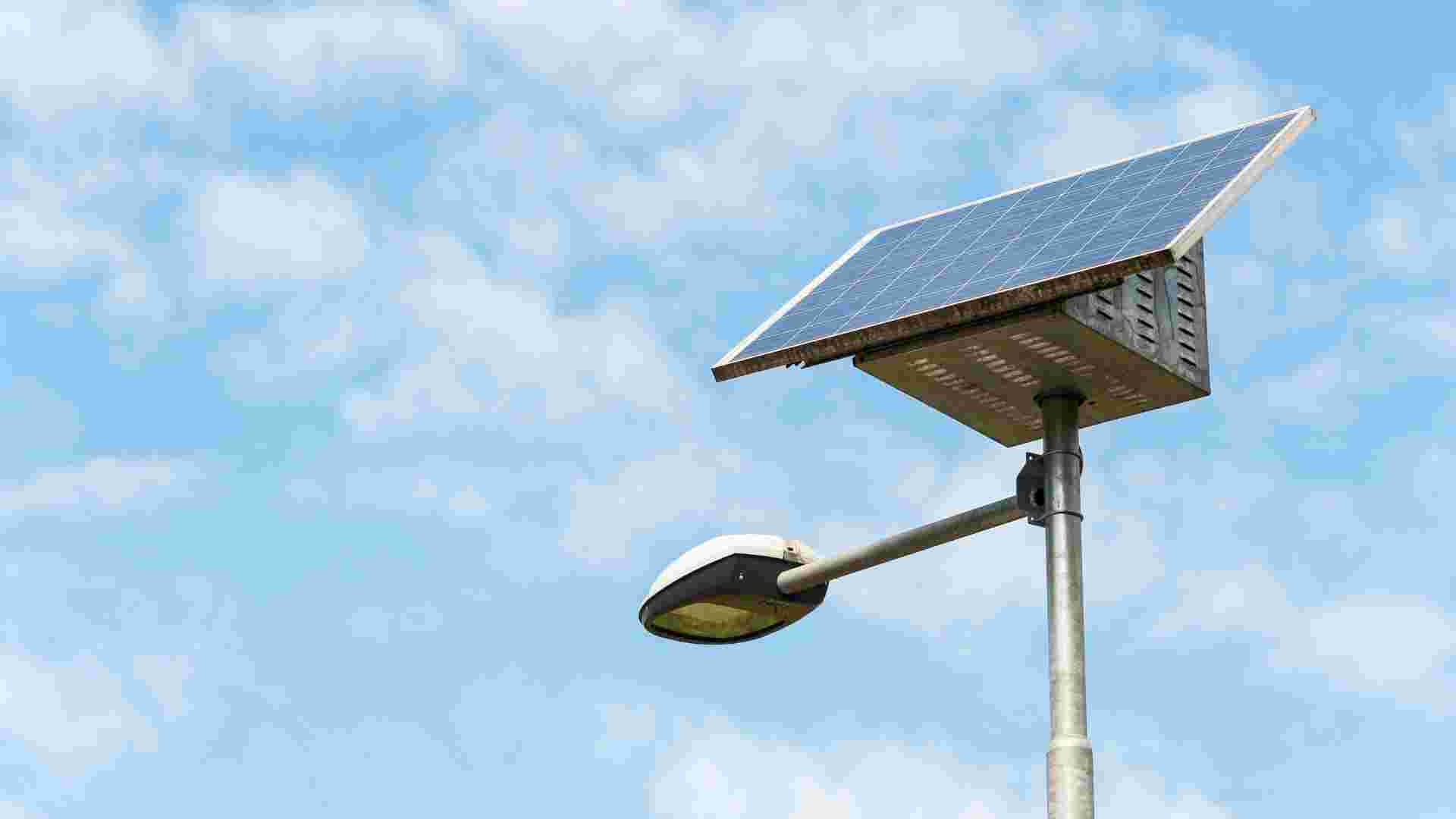 Lampu Penerangan Jalan Tenaga Surya - Solusi Hemat Energi - Atonergi Lampu Penerangan Jalan Tenaga Surya - Solusi Hemat Energi - Atonergi
