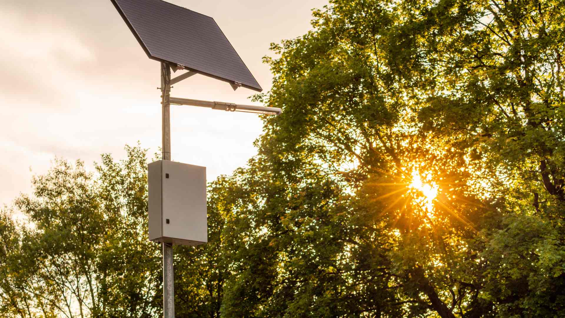 Lampu Penerangan Jalan Tenaga Surya - Solusi Hemat Energi - Atonergi Lampu Penerangan Jalan Tenaga Surya - Solusi Hemat Energi - Atonergi